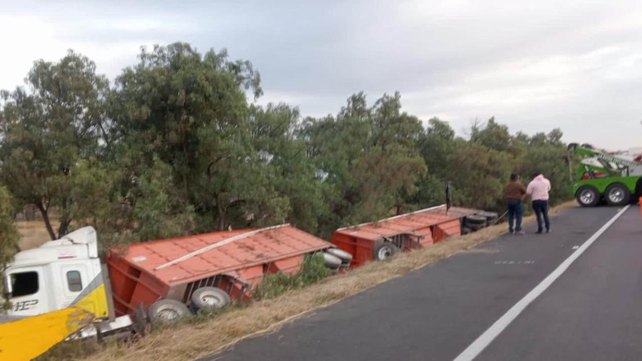 Así fue la volcadura de un tráiler en la autopista México-Pirámides