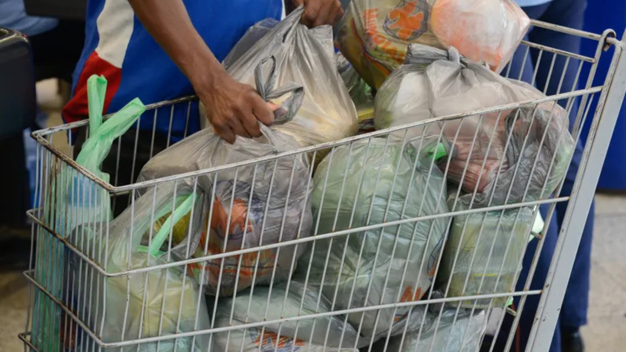 ¡Aguas! Multarán con más de 300 mil pesos a quien dé bolsas de plástico en el Edomex